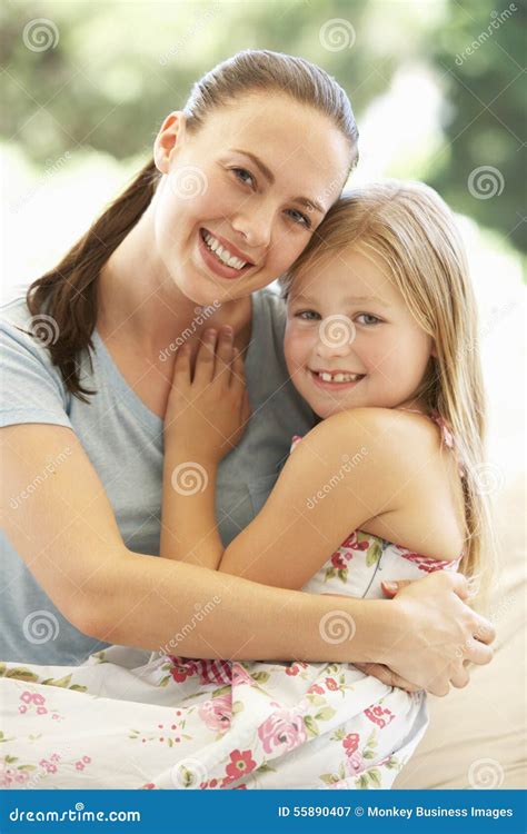 Moeder Met Dochter Het Lachen Samen Op Bank Stock Afbeelding Image Of
