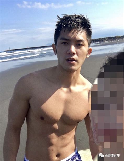 跪在帅哥的大臭脚下