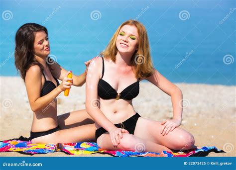 Dziewczyny Na Plaży Zdjęcie Royalty Free Obraz 32073425