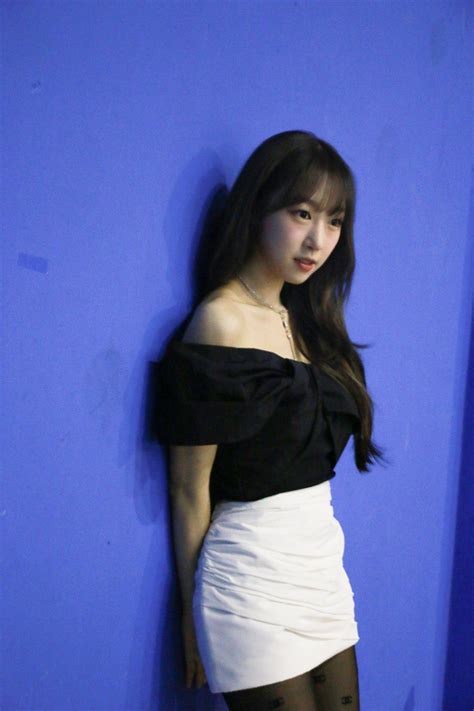 ปักพินโดย Hockeyfan7711 ใน Kpop Main Singers