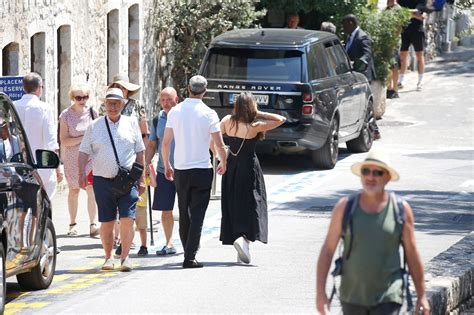 Sofia Vergaras Chic French Riviera Style Effortless Glamour Meets Casual Cool • Celebmafia