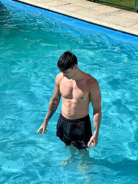 Robleis Mamado 🤑 En 2025 Celebridades Divertidas Cosplay Mujeres Fotos De Novio Lindo