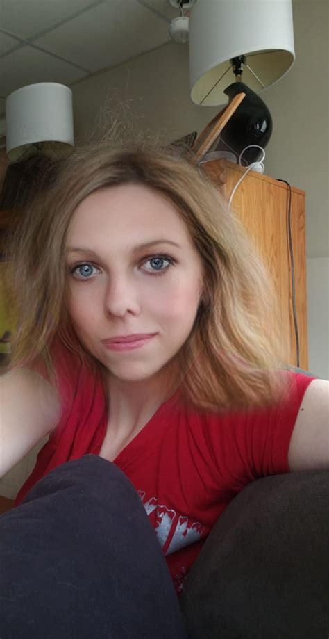 About Daffodil Skye Medium