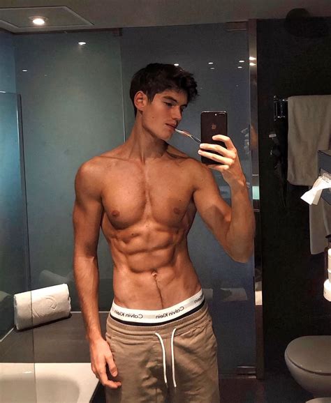Nude Dudes On Tumblr