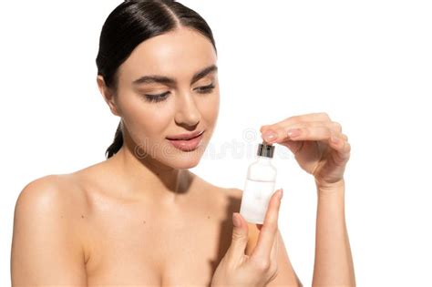 Mujer Morena Con Los Hombros Desnudos Mirando Foto De Archivo Imagen