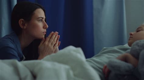 Descarga Gratis Vídeos De Stock De Mamá Sentada En La Sala Del Hospital