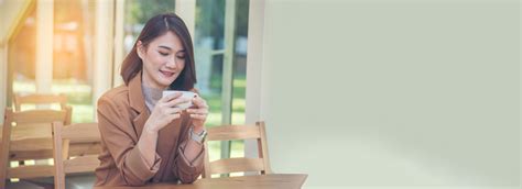 배너 아시아 여자는 녹색 정원 카페에서 컵을 들고 검은 커피 손을 마신다 젊은 여자는 얼굴을 사랑 커피를 미소 짓는다 파노라마 뷰티 여성 커피 숍에서 홍차를 마시고 복사