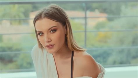 Carla Biographie Naissance Parcours Famille 📔