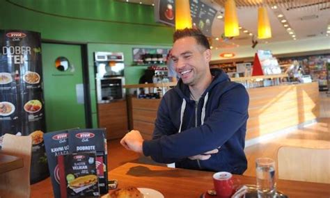 Vasja Simčič Rože Jaslice Brenkanje Prek Skypa In Deci Piva Ekipa