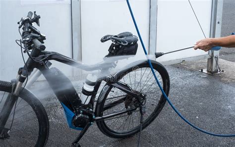 Mensen Zijn Fiets Wassen Met Zeep En Spons En Behandelen De Details Met Hoge Drukpomp