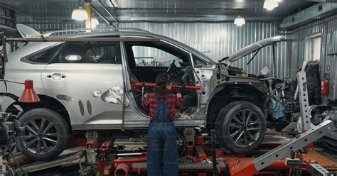 수리 서비스 스테이션에서 자동차를 고정하는 동안 자동차 장비를 사용하는 여성 차량 기술자의 뒷모습 사진 Unsplash의 수송 이미지