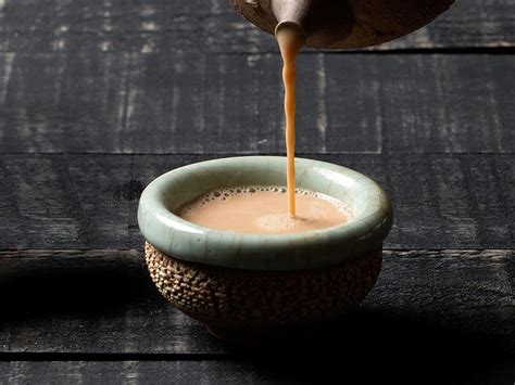 翰林茶館 香港 翰林的奶茶原創於1986年的經典配方。以尾韻綿長的紅茶品種為基底，加入奶精或鮮奶手搖調合，啜飲一口