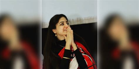 Poonam Kaur Im Halben Sari