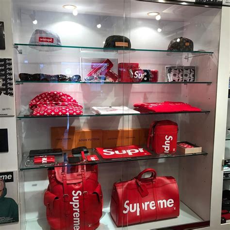 Supreme X Louis Vuitton Collection แฟชั่นผู้ชาย แฟชั่น กีฬา