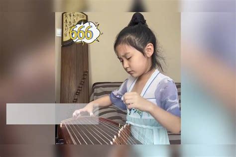 7岁女孩弹古筝《战台风》，眼神坚毅气场太强：万马奔腾的气势