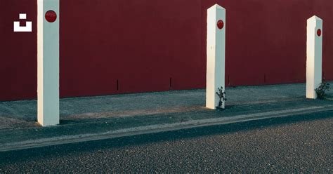 길가에 세 개의 흰색 기둥 사진 Unsplash의 무료 갈색 이미지