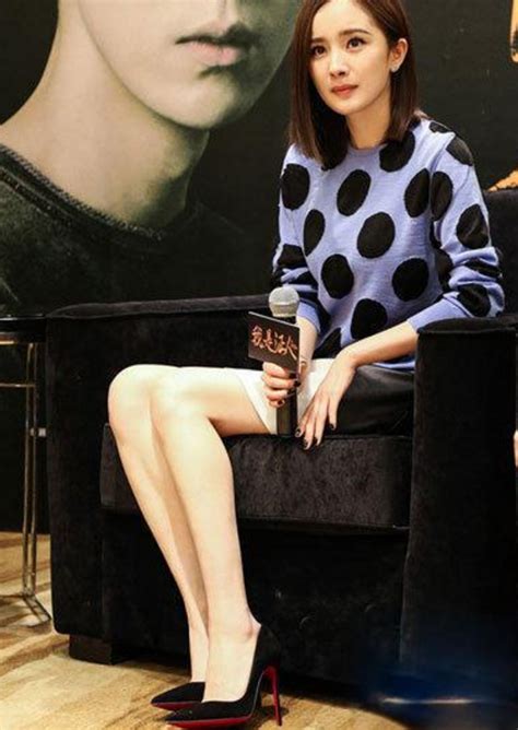 杨幂的大长腿真诱人，她的高跟鞋一般人还真驾驭不了，健康最重要凤凰网
