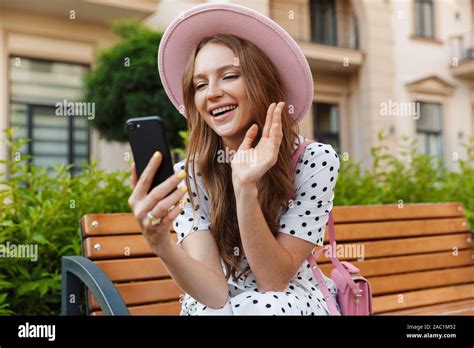Foto Von Eine Lachende Fröhliche Junge Rothaarige Frau Sitzen Auf Einer Bank Im Freien An Der