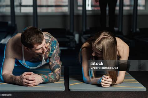 Cocok Pria Dan Wanita Sportif Melakukan Latihan Inti Plank Pelatihan Kembali Dan Tekan Otot