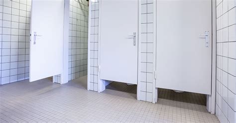 People Shocked To Learn Reason Public Bathroom Doors Dont Touch The Floor The Hearty Soul