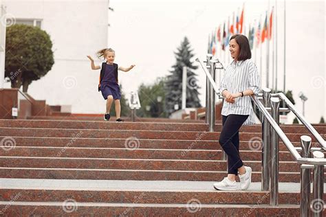 Madre Prepara A Su Hija Pequeña Para La Escuela Foto De Archivo