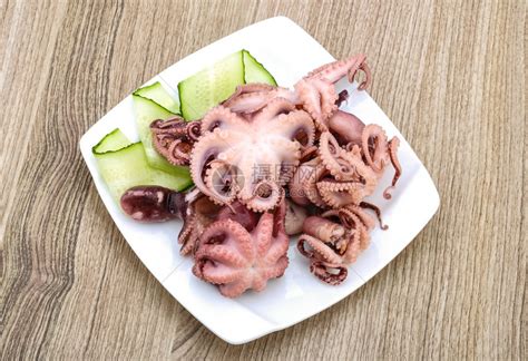 在木背景的碗里腌制的小章鱼高清图片下载 正版图片503003139 摄图网