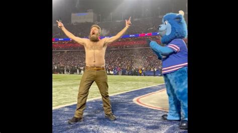 Ryan Fitzpatrick Goes Shirtless In Buffalo Cold To Show Hes Still In Bills Mafia