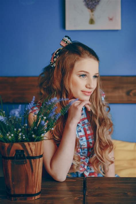 Guzel Kiz Fotoğrafları Ücretsiz Yüksek Kaliteli Resimleri İndirin Freepik
