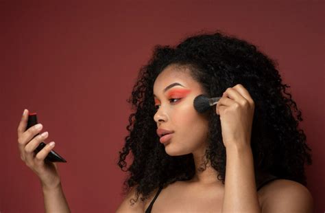 5 Tips Makeup Natural Look Untuk Si Kulit Gelap