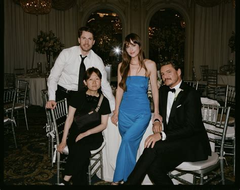 Кинопоиск Причины ждать Материалистку Вот сразу четыре Дакота Джонсон Крис Эванс Педро