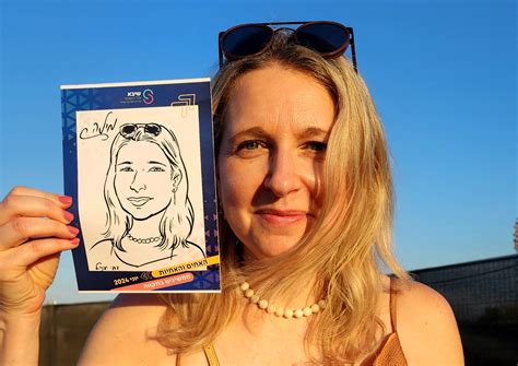 ציור קריקטורות על גלויות פוטו ממותגות דודי וענבל קריקטוריסטים