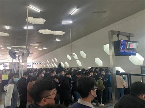 早高峰地铁沙河站外排队超过300米？北京地铁回应 昌平区 沙河地区 北京市 乘客 进站 新浪新闻