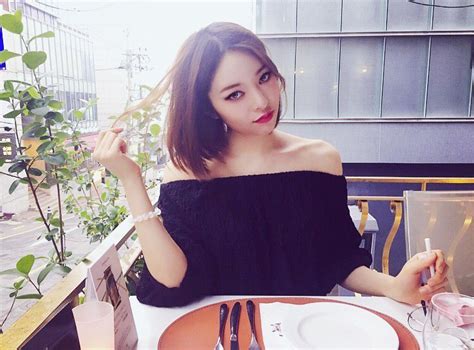 Hardworking Netizens Found Out Who The Female Model Is In Winner Mino