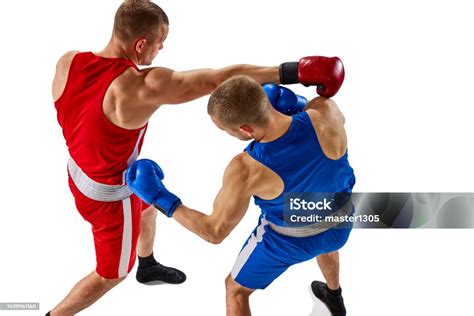 흰색 배경에 격리된 파란색과 빨간색 운동복 훈련을 받은 두 명의 근육질의 프로 권투 선수의 공중 전망 프로 스포츠 20 24세에 대한 스톡 사진 및 기타 이미지 Istock