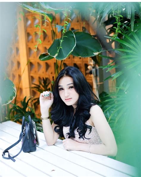 Alka Herlianda Antara Model Dan Nyanyi Telescope Magazine