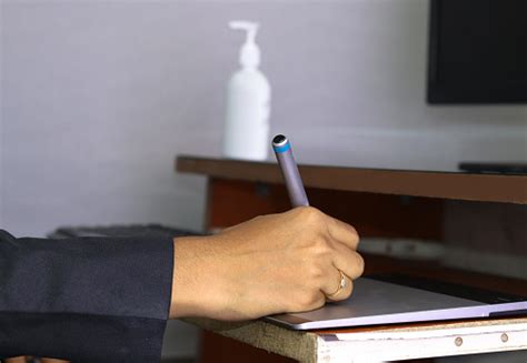 손은 그래픽 태블릿에 그립니다 프리랜서 디자이너 일러스트레이터 기술 원격 작업 아웃소싱 그래픽 태블릿용 장갑과 펜 디지털 태블릿에서 작업하는 그래픽 디자이너 20 24세에