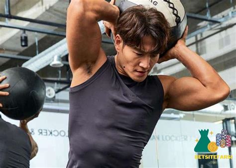 کیم جونگ کوک خواننده ای جذاب که سیکس پک هایش از شعر هایش مطرح ترند بت سایت