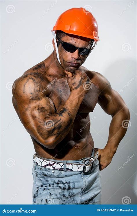 Mann Mit Dem Nackten Torso Im Sturzhelm Und In Der Sonnenbrille Stockfoto Bild Von Arbeiter
