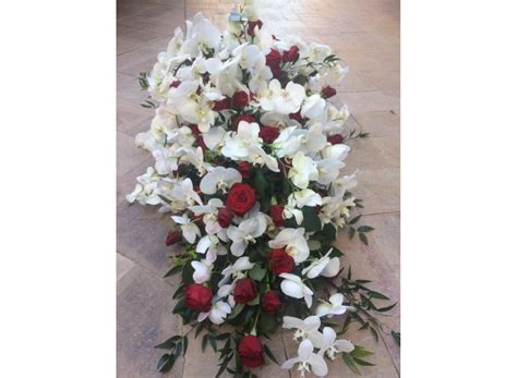Dessus De Cercueil Rouge Et Blanc