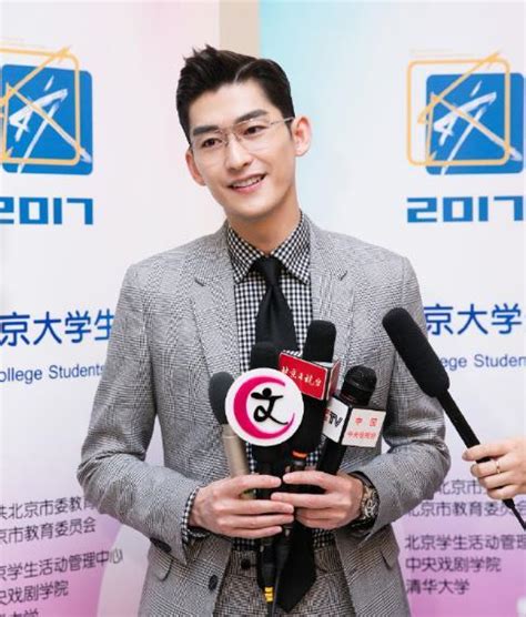 張翰戴眼鏡一副成功人士裝扮回母校演講，網友：一個好演員 每日頭條