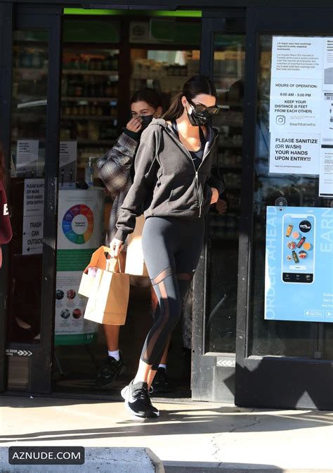Kendall Jenner Sexy Getting Smoothies After Workout In West Hollywood