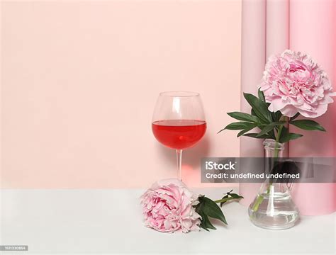 우아한 현대적인 배경에 로즈 와인 알코올 칵테일 모란 꽃이 있는 현대적인 정물화 바 카페 광고 배너를 위한 최소한의 개념 0명에 대한 스톡 사진 및 기타 이미지 Istock