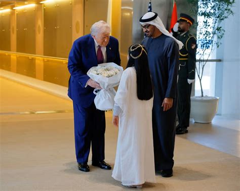 استقبال عجیب از ترامپ توسط دختران جوان همراه با رقص شمشیر در فرودگاه ابوظبی ویدئو