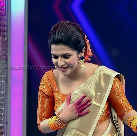 Divyadarshini Tamil Tv Anchor Hot Saree Navel Show Indiancelebblog