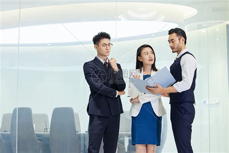 职场精英人士商务洽谈形象高清图片下载 正版图片506952303 摄图网